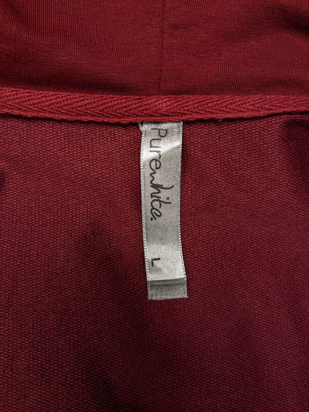 Pure White vest met capuchon en asymmetrische rits. Donker Rood gekleu ...